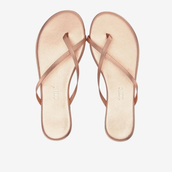TKEES | Shoes | Tkees Metallic Riley Flip Flop In Beach Pearl Rose Gold ...